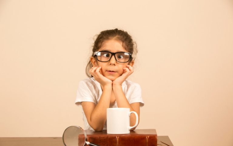 Mắt lác: Nguyên nhân, dấu hiệu và phương pháp điều trị